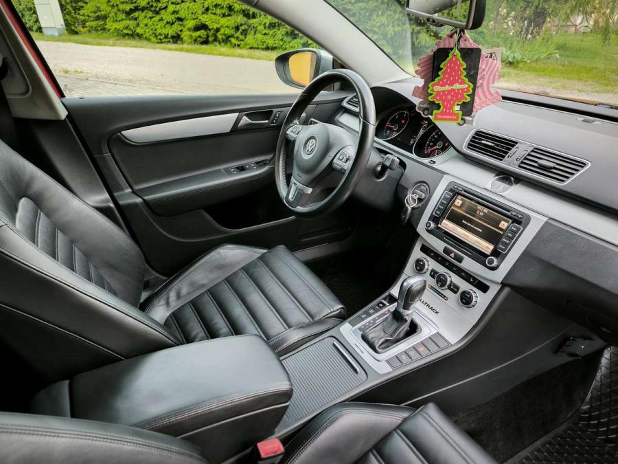 Sarkans Volkswagen Passat Alltrack 2013 Trakai, ar dzinēja tilpumu 2.00 L un nobraukumu 292 tūkst. km par 6590 €, foto 20 vietnē AUTOMOTO.COM.LV
