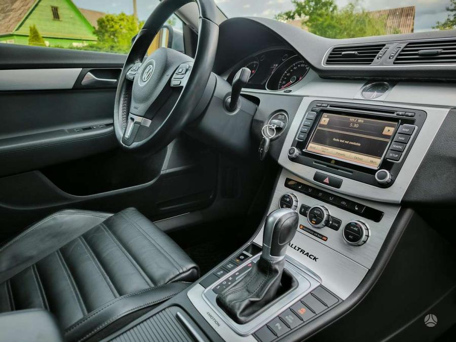 Sarkans Volkswagen Passat Alltrack 2013 Trakai, ar dzinēja tilpumu 2.00 L un nobraukumu 292 tūkst. km par 6590 €, foto 22 vietnē AUTOMOTO.COM.LV