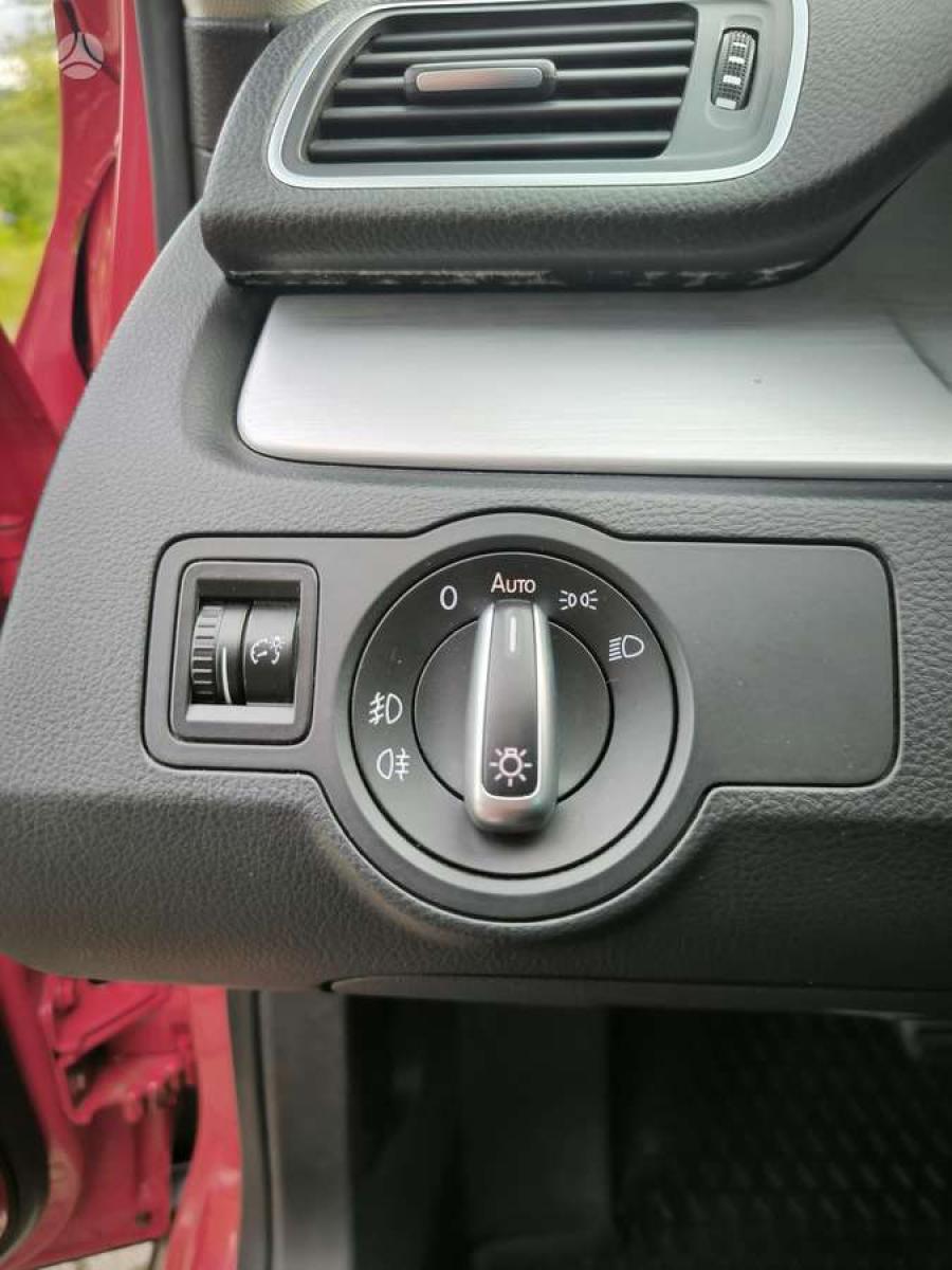 Sarkans Volkswagen Passat Alltrack 2013 Trakai, ar dzinēja tilpumu 2.00 L un nobraukumu 292 tūkst. km par 6590 €, foto 30 vietnē AUTOMOTO.COM.LV