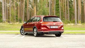 Sarkans Volkswagen Passat Alltrack 2016 Rīga, ar dzinēja tilpumu 2.00 L un nobraukumu 297 tūkst. km par 10990 €, foto 9 vietnē AUTOMOTO.COM.LV