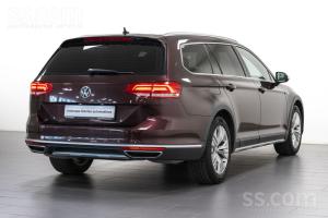 Violet Volkswagen Passat Alltrack 2016 in Riga, with an engine capacity of 2.00 L and mileage of 136 thousand km for 16500 €, photo 3 on AUTOMOTO.COM.LV