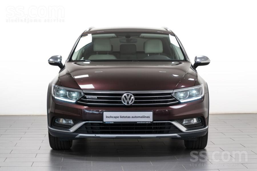 Violet Volkswagen Passat Alltrack 2016 in Riga, with an engine capacity of 2.00 L and mileage of 136 thousand km for 16500 €, photo 4 on AUTOMOTO.COM.LV