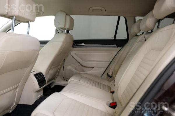 Violet Volkswagen Passat Alltrack 2016 in Riga, with an engine capacity of 2.00 L and mileage of 136 thousand km for 16500 €, photo 9 on AUTOMOTO.COM.LV