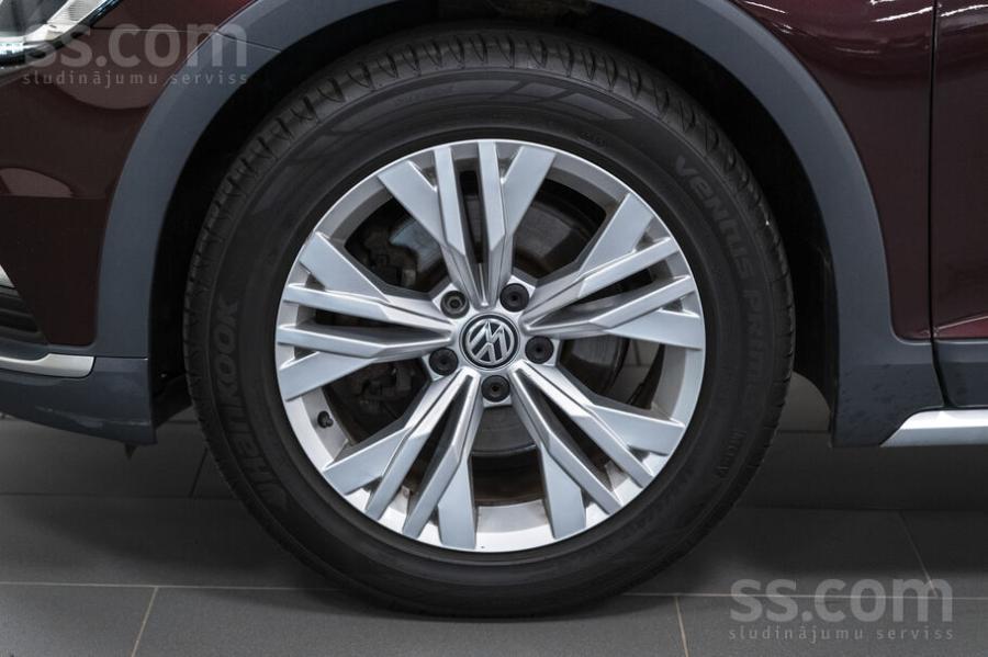 Violet Volkswagen Passat Alltrack 2016 in Riga, with an engine capacity of 2.00 L and mileage of 136 thousand km for 16500 €, photo 13 on AUTOMOTO.COM.LV