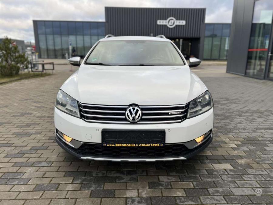White Volkswagen Passat Alltrack 2013 in Siauliai, with an engine capacity of 1.97 L and mileage of 279 thousand km for 7250 €, photo 3 on AUTOMOTO.COM.LV