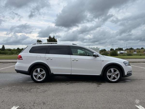 White Volkswagen Passat Alltrack 2013 in Telschi, with an engine capacity of 1.97 L and mileage of 289 thousand km for 7450 €, photo 5 on AUTOMOTO.COM.LV