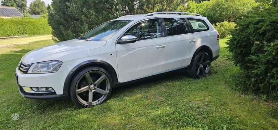White Volkswagen Passat Alltrack 2014 in Ukmerge, with an engine capacity of 2.00 L and mileage of 262 thousand km for 8100 €, photo 4 on AUTOMOTO.COM.LV