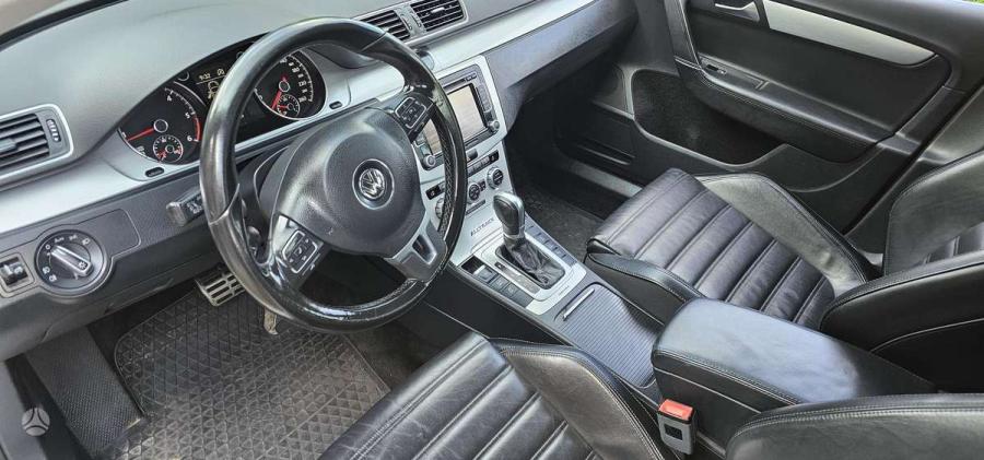 White Volkswagen Passat Alltrack 2014 in Ukmerge, with an engine capacity of 2.00 L and mileage of 262 thousand km for 8100 €, photo 5 on AUTOMOTO.COM.LV