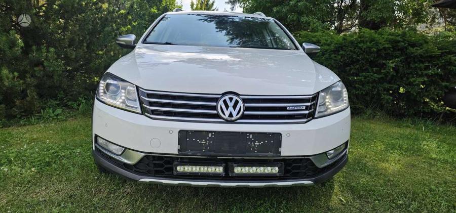 White Volkswagen Passat Alltrack 2014 in Ukmerge, with an engine capacity of 2.00 L and mileage of 262 thousand km for 8100 €, photo 8 on AUTOMOTO.COM.LV