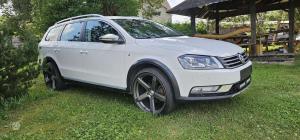 White Volkswagen Passat Alltrack 2014 in Ukmerge, with an engine capacity of 2.00 L and mileage of 262 thousand km for 8100 €, photo 10 on AUTOMOTO.COM.LV