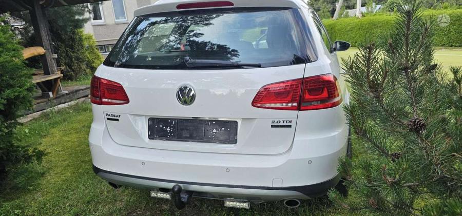 White Volkswagen Passat Alltrack 2014 in Ukmerge, with an engine capacity of 2.00 L and mileage of 262 thousand km for 8100 €, photo 11 on AUTOMOTO.COM.LV