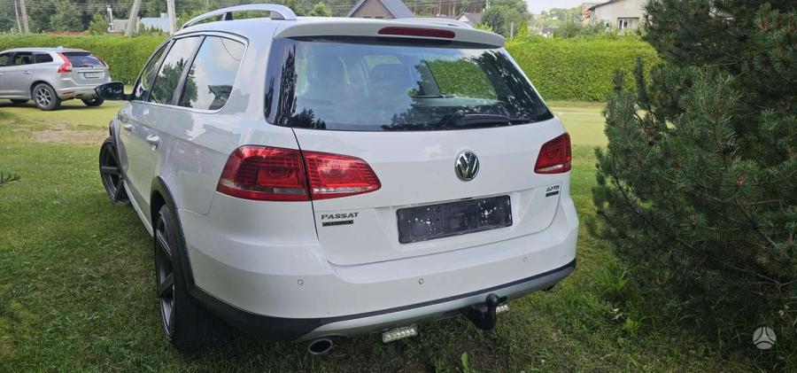 White Volkswagen Passat Alltrack 2014 in Ukmerge, with an engine capacity of 2.00 L and mileage of 262 thousand km for 8100 €, photo 12 on AUTOMOTO.COM.LV