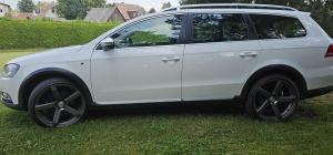 White Volkswagen Passat Alltrack 2014 in Ukmerge, with an engine capacity of 2.00 L and mileage of 262 thousand km for 8100 €, photo 13 on AUTOMOTO.COM.LV