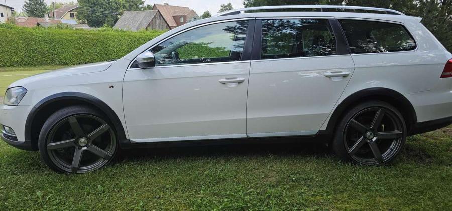 White Volkswagen Passat Alltrack 2014 in Ukmerge, with an engine capacity of 2.00 L and mileage of 262 thousand km for 8100 €, photo 13 on AUTOMOTO.COM.LV