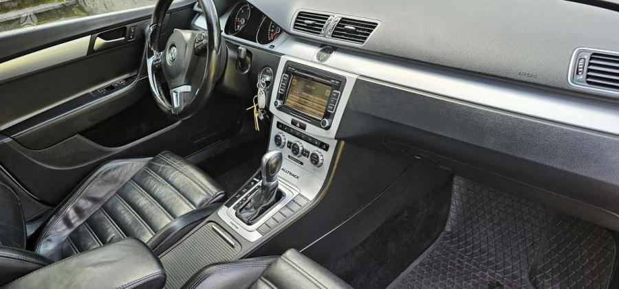 White Volkswagen Passat Alltrack 2014 in Ukmerge, with an engine capacity of 2.00 L and mileage of 262 thousand km for 8100 €, photo 18 on AUTOMOTO.COM.LV