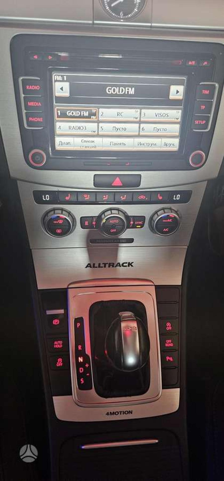 White Volkswagen Passat Alltrack 2014 in Ukmerge, with an engine capacity of 2.00 L and mileage of 262 thousand km for 8100 €, photo 21 on AUTOMOTO.COM.LV