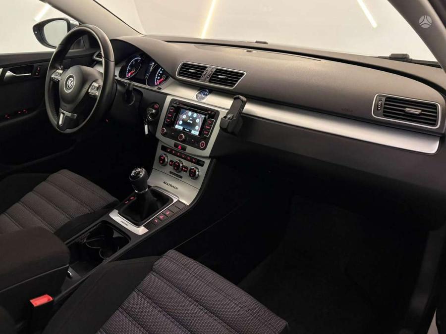White Volkswagen Passat Alltrack 2014 in Marijampole, with an engine capacity of 1.97 L and mileage of 263 thousand km for 7450 €, photo 14 on AUTOMOTO.COM.LV