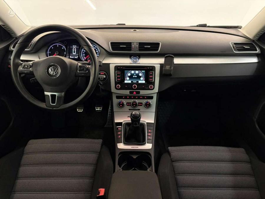 White Volkswagen Passat Alltrack 2014 in Marijampole, with an engine capacity of 1.97 L and mileage of 263 thousand km for 7450 €, photo 18 on AUTOMOTO.COM.LV