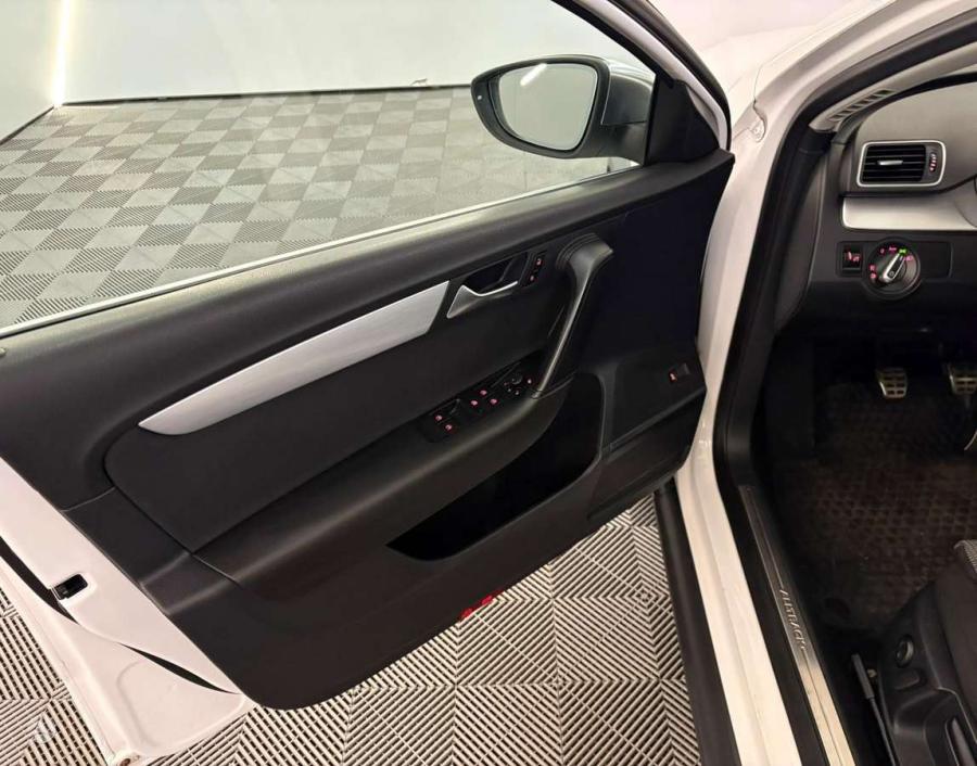 White Volkswagen Passat Alltrack 2014 in Marijampole, with an engine capacity of 1.97 L and mileage of 263 thousand km for 7450 €, photo 26 on AUTOMOTO.COM.LV