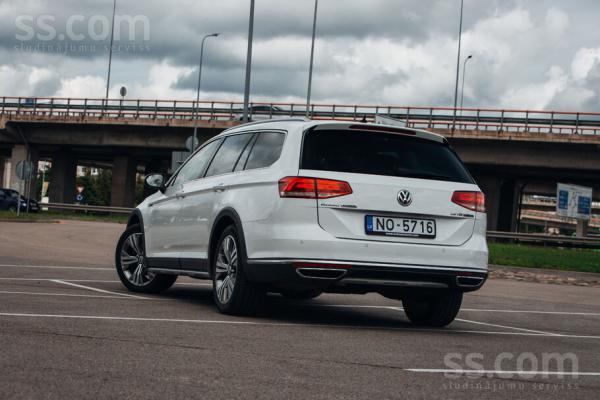 White Volkswagen Passat Alltrack 2015 in Riga, with an engine capacity of 2.00 L and mileage of 0 thousand km for 8900 €, photo 5 on AUTOMOTO.COM.LV