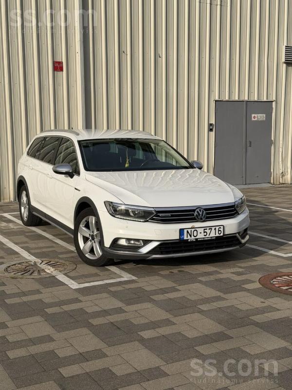 Volkswagen Passat Alltrack 2015 in Riga on AUTOMOTO.COM.LV White Volkswagen Passat Alltrack 2015 in Riga, with an engine capacity of 2.00 L and mileage of 292 thousand km for 8999 €, photo 3 on AUTOMOTO.COM.LV