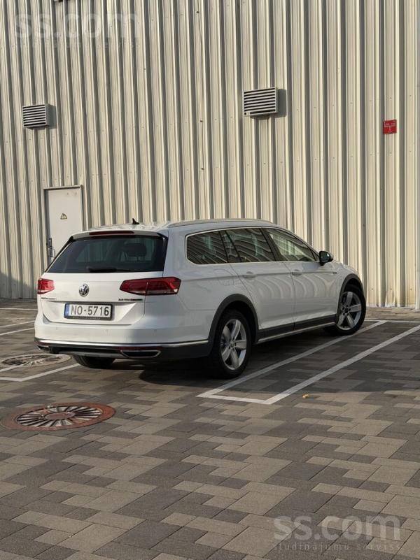 Volkswagen Passat Alltrack 2015 in Riga on AUTOMOTO.COM.LV White Volkswagen Passat Alltrack 2015 in Riga, with an engine capacity of 2.00 L and mileage of 292 thousand km for 8999 €, photo 4 on AUTOMOTO.COM.LV