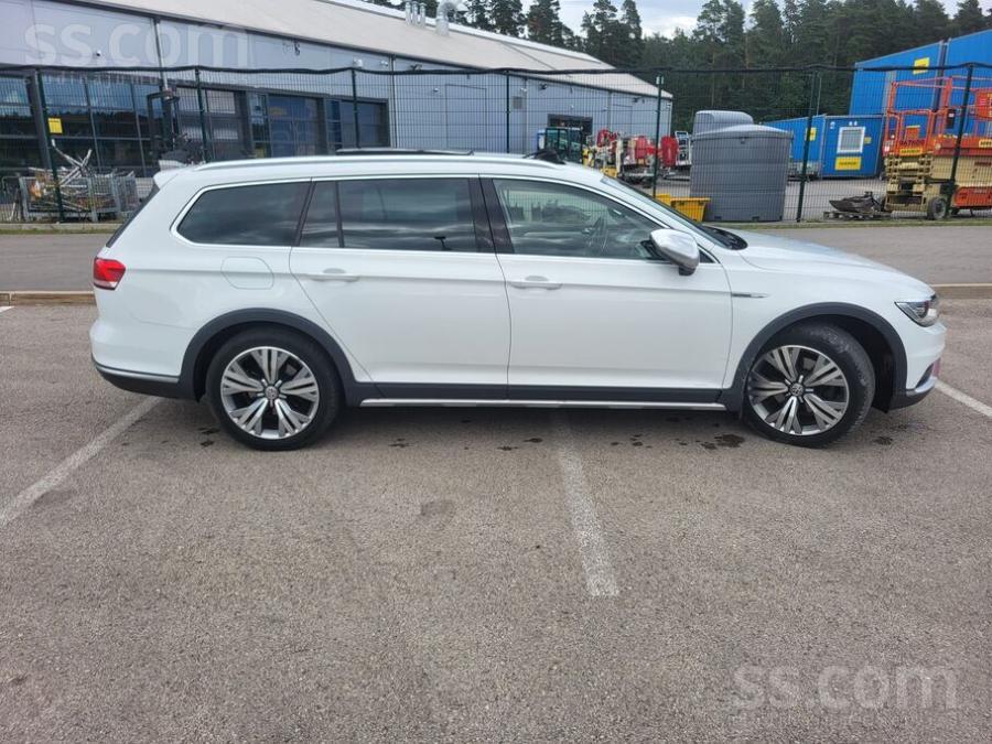 White Volkswagen Passat Alltrack 2016 in Riga, with an engine capacity of 2.00 L and mileage of 0 thousand km for 14495 €, photo 7 on AUTOMOTO.COM.LV