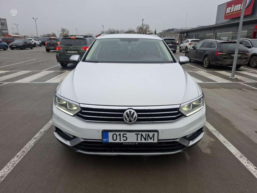 White Volkswagen Passat Alltrack 2016 in Vilnius, with an engine capacity of 2.00 L and mileage of 271 thousand km for 10800 €, photo 2 on AUTOMOTO.COM.LV