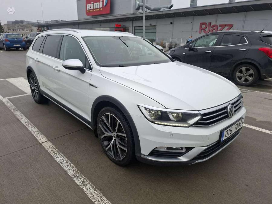 White Volkswagen Passat Alltrack 2016 in Vilnius, with an engine capacity of 2.00 L and mileage of 271 thousand km for 10800 €, photo 3 on AUTOMOTO.COM.LV