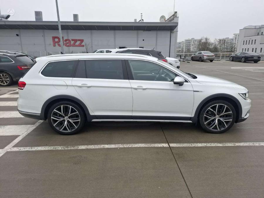 White Volkswagen Passat Alltrack 2016 in Vilnius, with an engine capacity of 2.00 L and mileage of 271 thousand km for 10800 €, photo 4 on AUTOMOTO.COM.LV