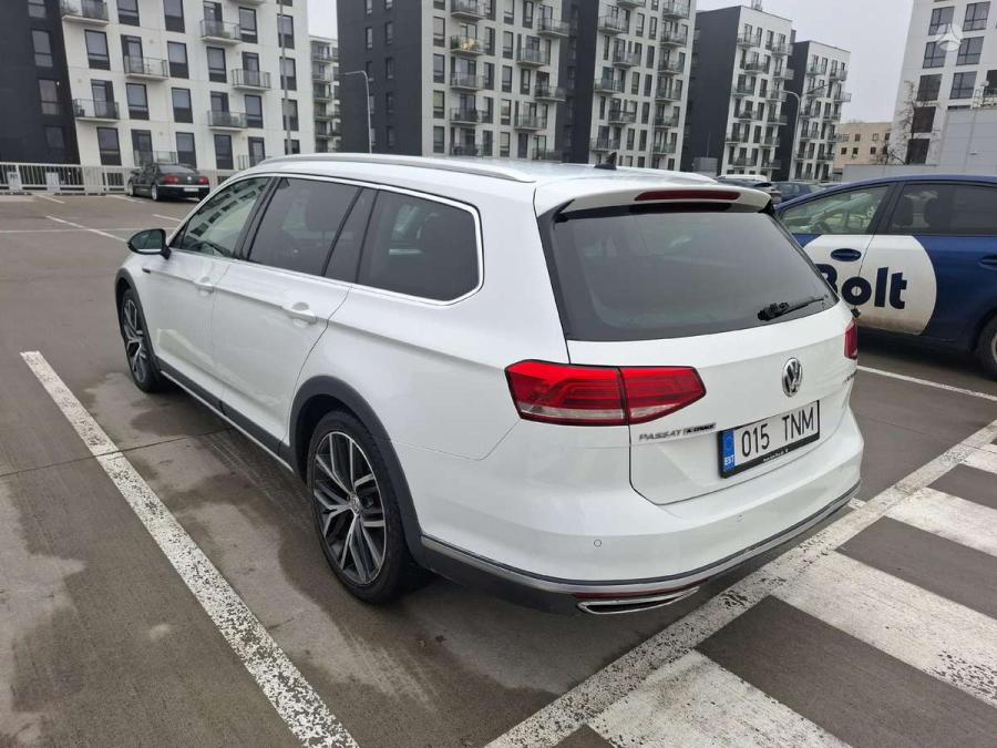 White Volkswagen Passat Alltrack 2016 in Vilnius, with an engine capacity of 2.00 L and mileage of 271 thousand km for 10800 €, photo 7 on AUTOMOTO.COM.LV