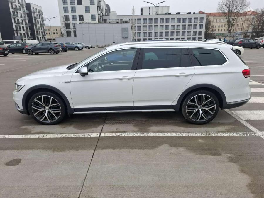 White Volkswagen Passat Alltrack 2016 in Vilnius, with an engine capacity of 2.00 L and mileage of 271 thousand km for 10800 €, photo 8 on AUTOMOTO.COM.LV