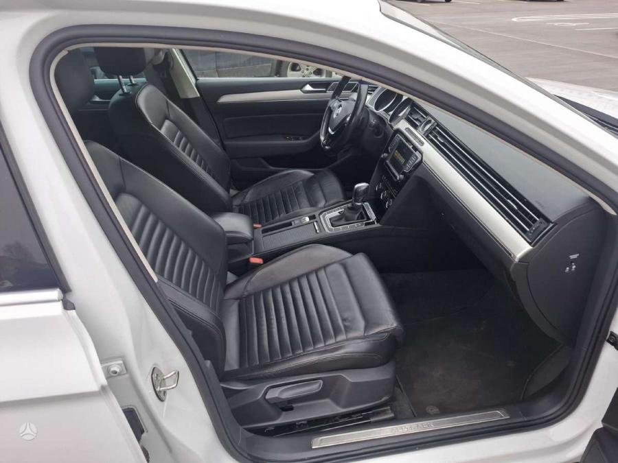 White Volkswagen Passat Alltrack 2016 in Vilnius, with an engine capacity of 2.00 L and mileage of 271 thousand km for 10800 €, photo 12 on AUTOMOTO.COM.LV