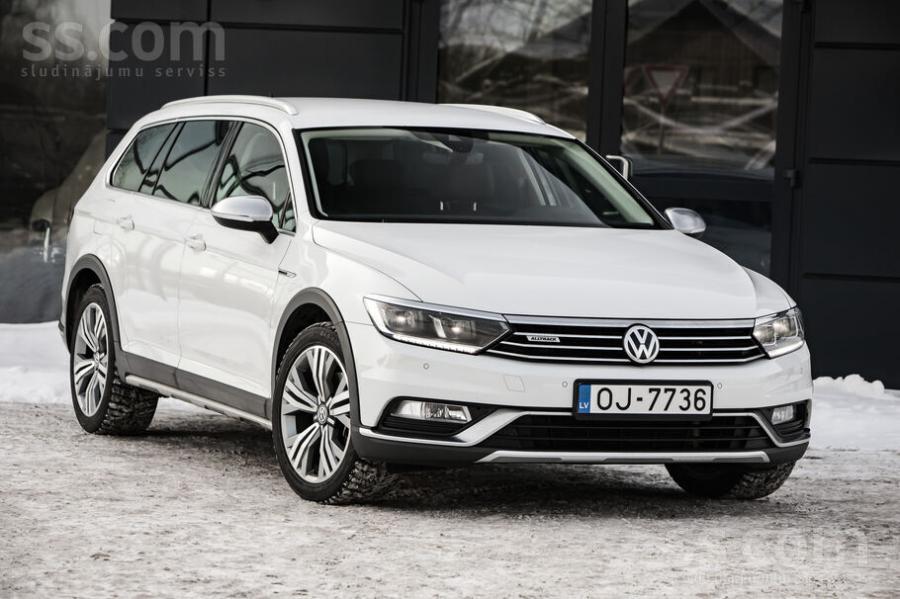 White Volkswagen Passat Alltrack 2016 in Riga, with an engine capacity of 2.00 L and mileage of 242 thousand km for 17777 €, photo 4 on AUTOMOTO.COM.LV
