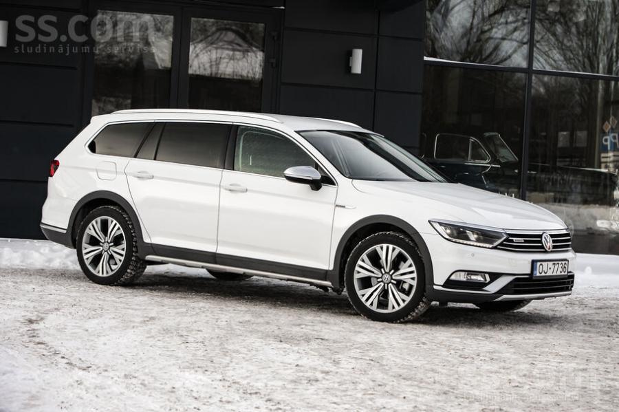 White Volkswagen Passat Alltrack 2016 in Riga, with an engine capacity of 2.00 L and mileage of 242 thousand km for 17777 €, photo 5 on AUTOMOTO.COM.LV