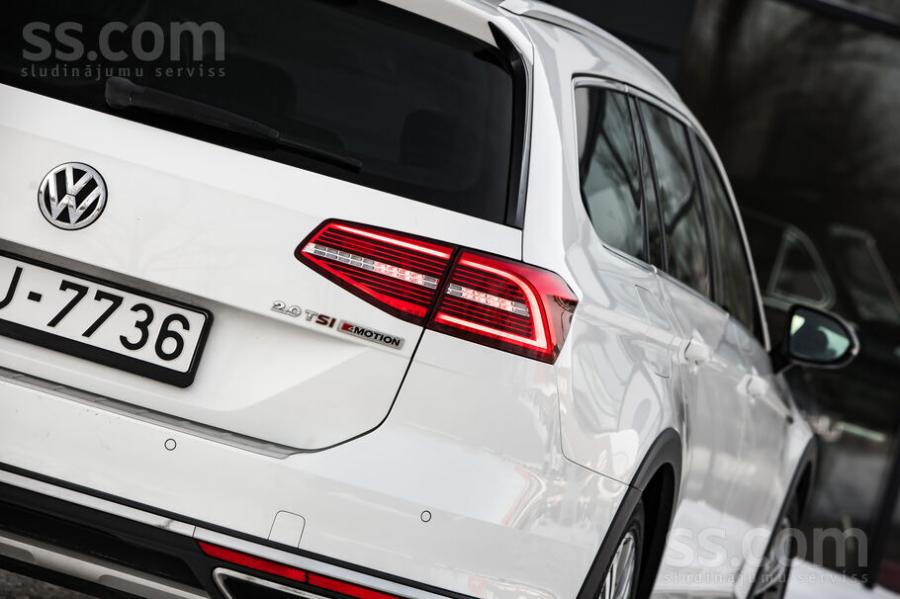 White Volkswagen Passat Alltrack 2016 in Riga, with an engine capacity of 2.00 L and mileage of 242 thousand km for 17777 €, photo 11 on AUTOMOTO.COM.LV