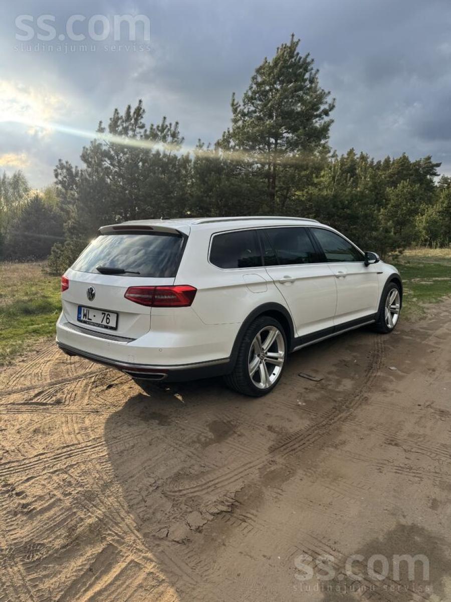 White Volkswagen Passat Alltrack 2016 in Riga, with an engine capacity of 2.00 L and mileage of 225 thousand km for 15500 €, photo 4 on AUTOMOTO.COM.LV