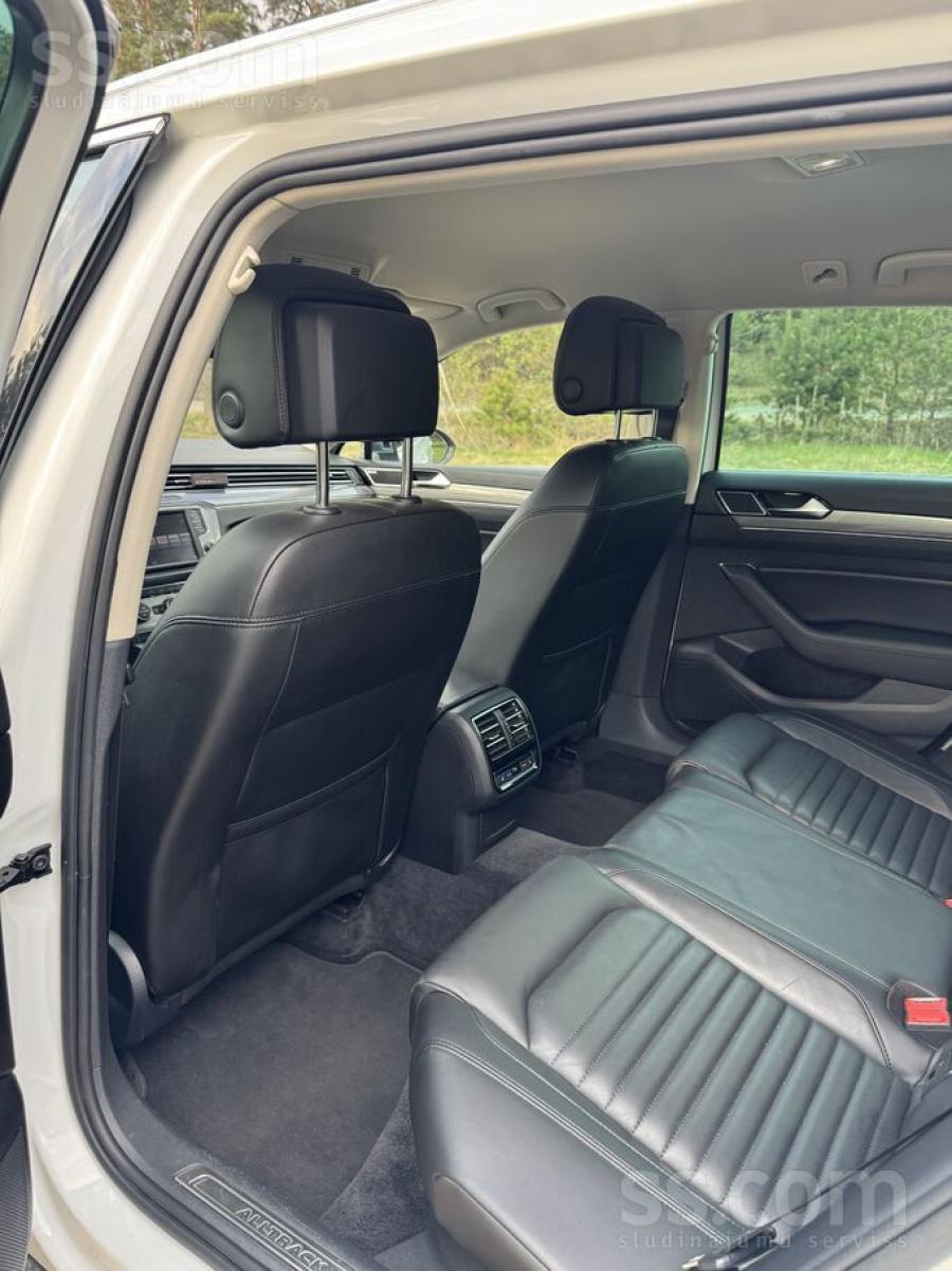 White Volkswagen Passat Alltrack 2016 in Riga, with an engine capacity of 2.00 L and mileage of 225 thousand km for 15500 €, photo 8 on AUTOMOTO.COM.LV