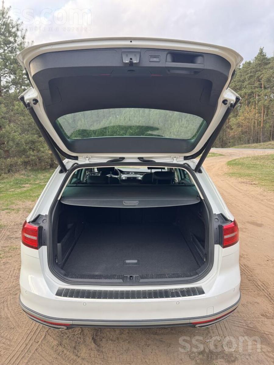 White Volkswagen Passat Alltrack 2016 in Riga, with an engine capacity of 2.00 L and mileage of 225 thousand km for 15500 €, photo 10 on AUTOMOTO.COM.LV
