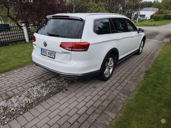 White Volkswagen Passat Alltrack 2016 in Jonava, with an engine capacity of 2.00 L and mileage of 298 thousand km for 9400 €, photo 4 on AUTOMOTO.COM.LV