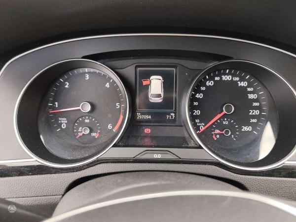 White Volkswagen Passat Alltrack 2016 in Jonava, with an engine capacity of 2.00 L and mileage of 298 thousand km for 9400 €, photo 8 on AUTOMOTO.COM.LV
