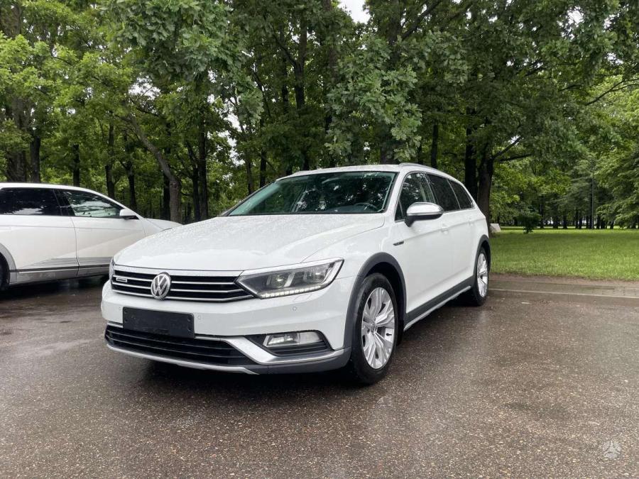 White Volkswagen Passat Alltrack 2017 in Kaunas, with an engine capacity of 2.00 L and mileage of 278 thousand km for 14300 €, photo 1 on AUTOMOTO.COM.LV