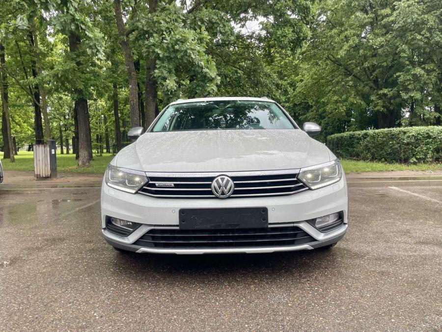 White Volkswagen Passat Alltrack 2017 in Kaunas, with an engine capacity of 2.00 L and mileage of 278 thousand km for 14300 €, photo 3 on AUTOMOTO.COM.LV