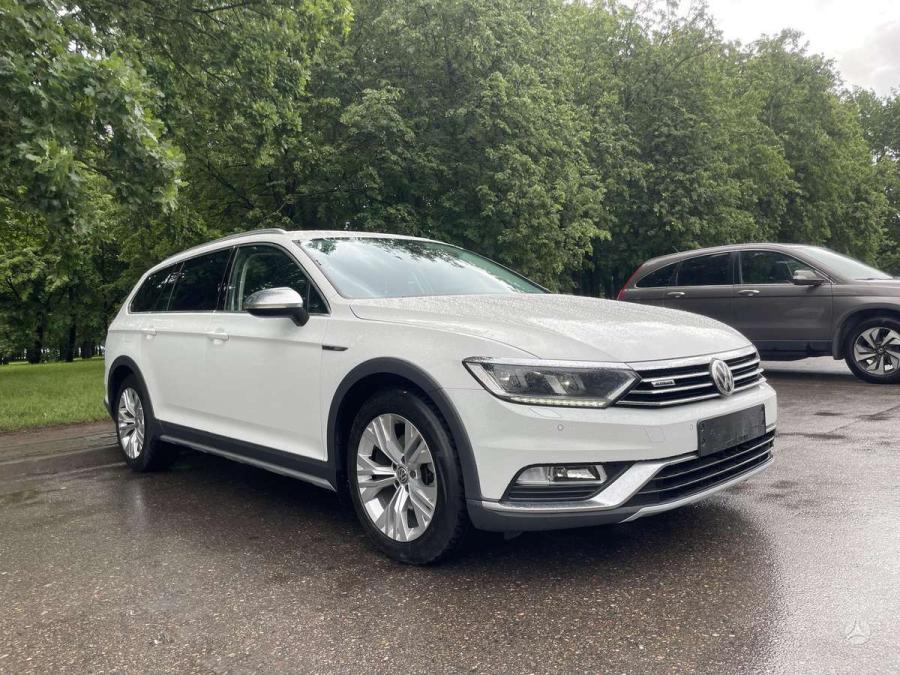 White Volkswagen Passat Alltrack 2017 in Kaunas, with an engine capacity of 2.00 L and mileage of 278 thousand km for 14300 €, photo 4 on AUTOMOTO.COM.LV