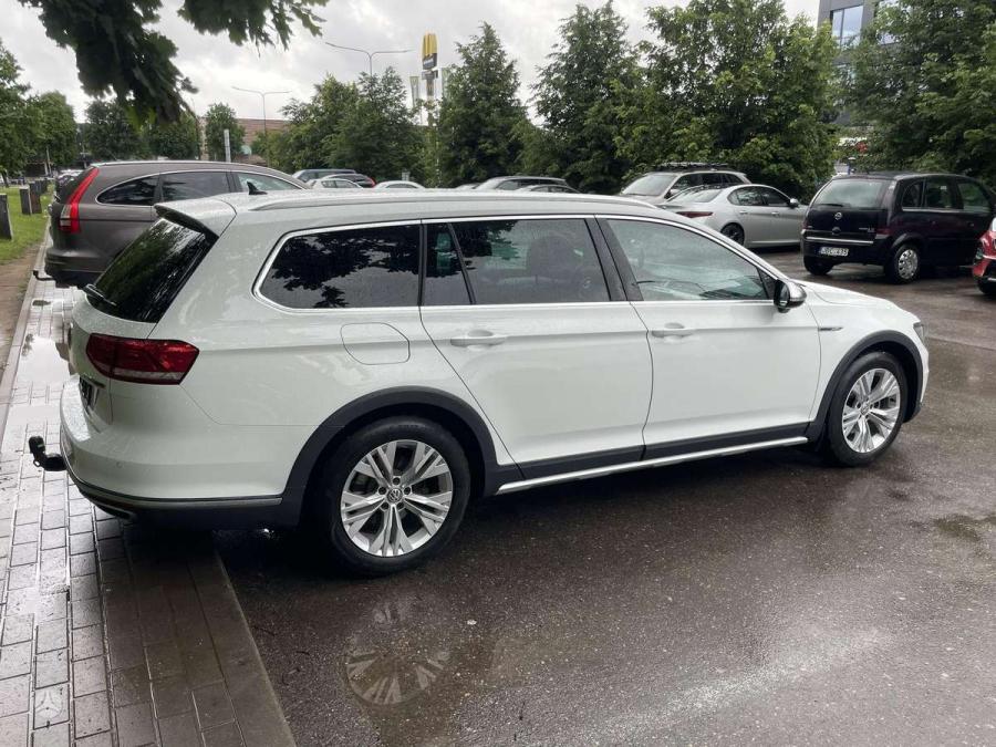 White Volkswagen Passat Alltrack 2017 in Kaunas, with an engine capacity of 2.00 L and mileage of 278 thousand km for 14300 €, photo 5 on AUTOMOTO.COM.LV