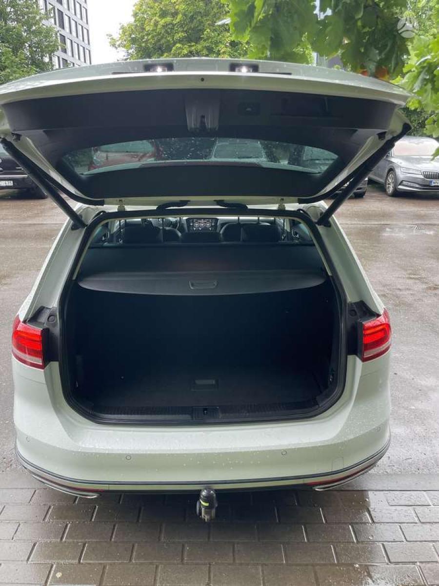 White Volkswagen Passat Alltrack 2017 in Kaunas, with an engine capacity of 2.00 L and mileage of 278 thousand km for 14300 €, photo 8 on AUTOMOTO.COM.LV