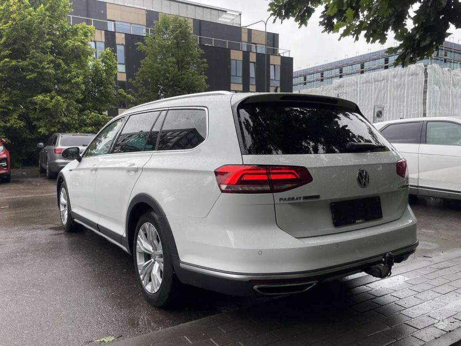 White Volkswagen Passat Alltrack 2017 in Kaunas, with an engine capacity of 2.00 L and mileage of 278 thousand km for 14300 €, photo 9 on AUTOMOTO.COM.LV