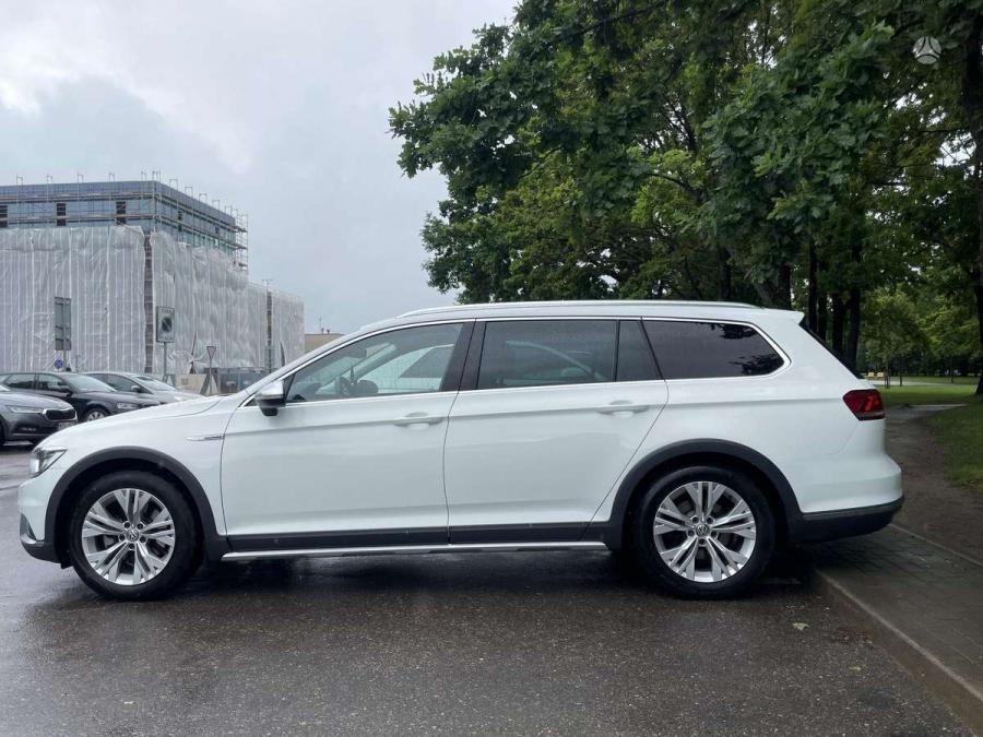 White Volkswagen Passat Alltrack 2017 in Kaunas, with an engine capacity of 2.00 L and mileage of 278 thousand km for 14300 €, photo 11 on AUTOMOTO.COM.LV