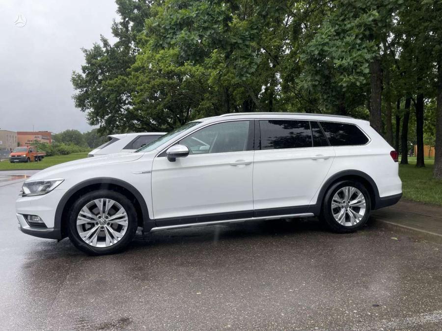 White Volkswagen Passat Alltrack 2017 in Kaunas, with an engine capacity of 2.00 L and mileage of 278 thousand km for 14300 €, photo 12 on AUTOMOTO.COM.LV