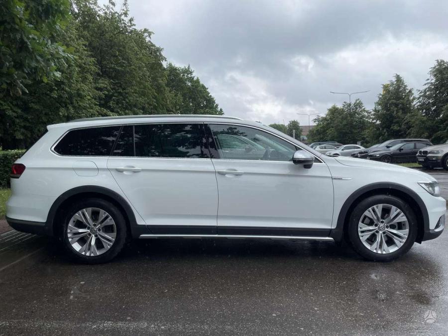 White Volkswagen Passat Alltrack 2017 in Kaunas, with an engine capacity of 2.00 L and mileage of 278 thousand km for 14300 €, photo 13 on AUTOMOTO.COM.LV